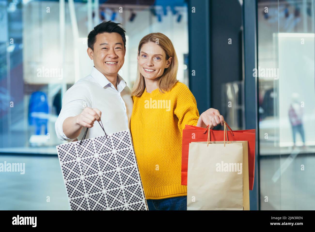 Supermarket shopping with family hi-res stock photography and images ...