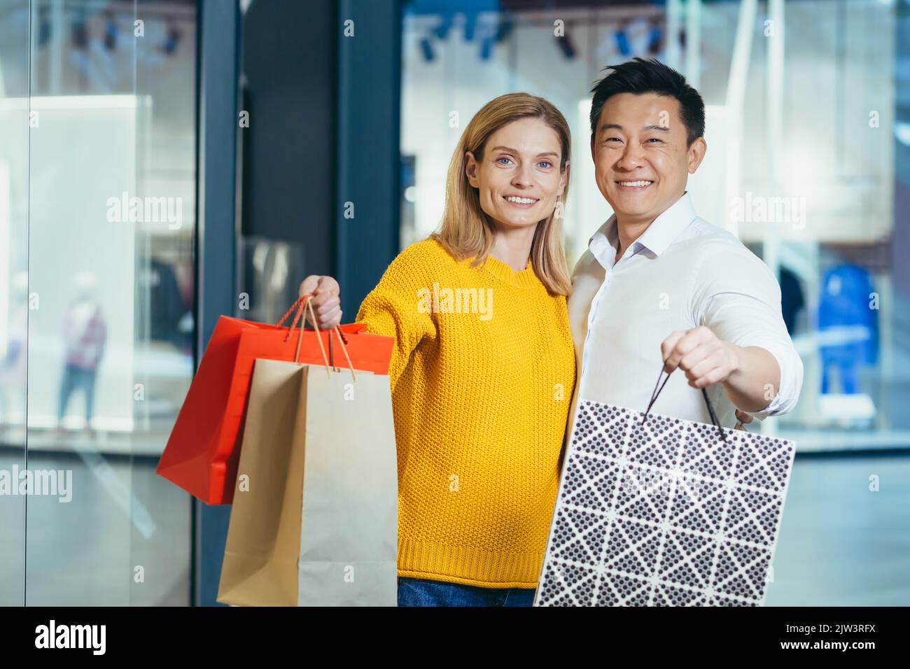 Happy family shopping mall hi-res stock photography and images - Alamy