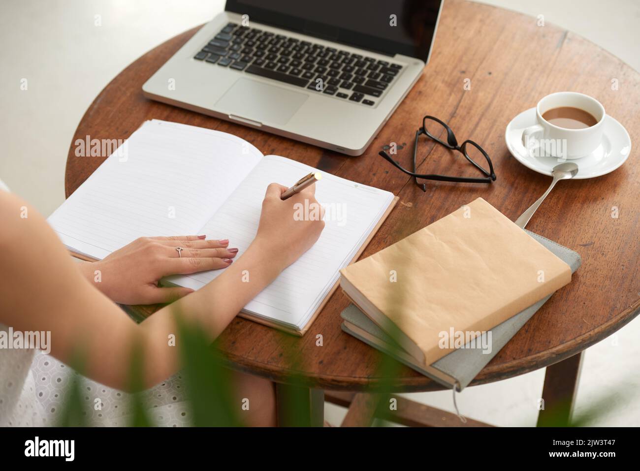 College female writing textbook hi-res stock photography and images - Alamy