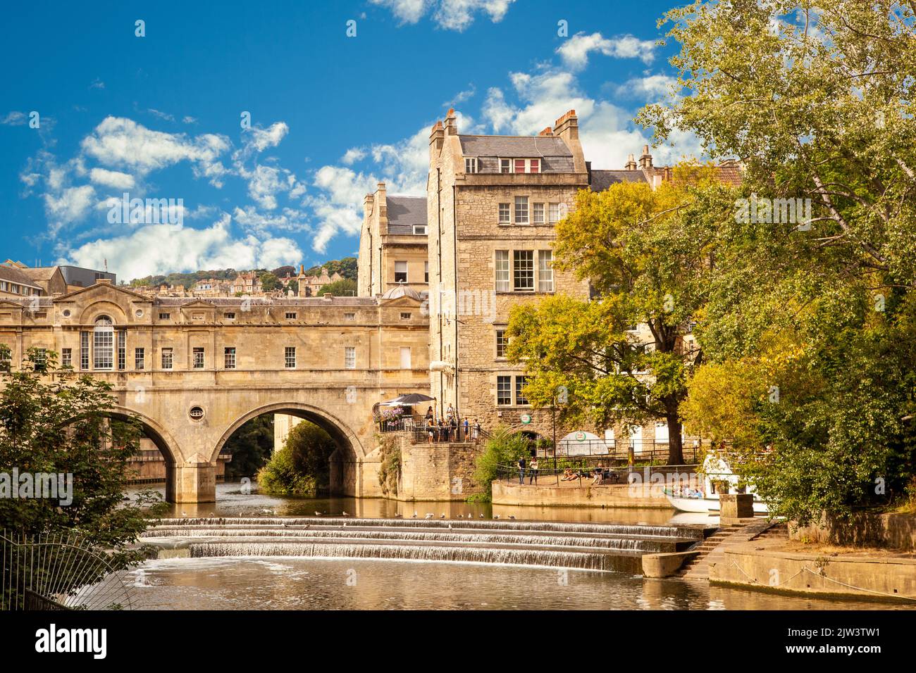 The Pulteney Bridge over the River Avon, and the weir in Bath Somerset ...