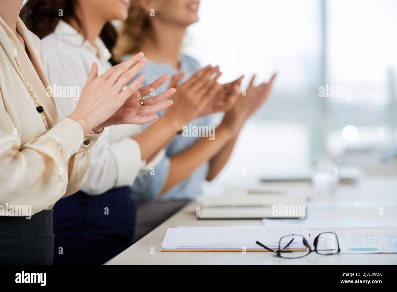 Lady clapping hi-res stock photography and images - Alamy