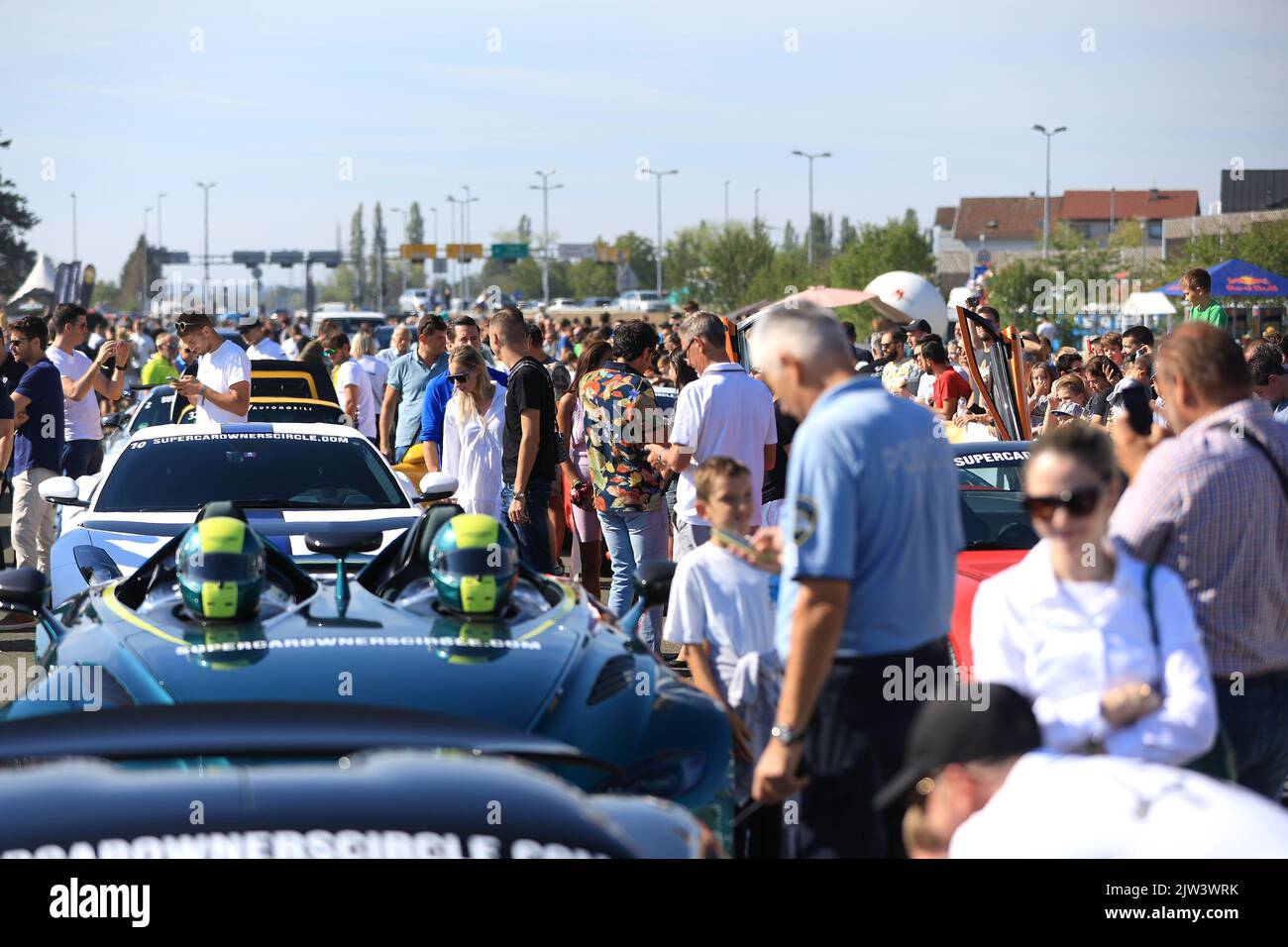 Demonstrations of the speed and power of the cars of the participants ...