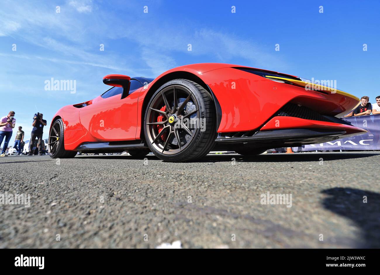 Demonstrations of the speed and power of the cars of the participants ...