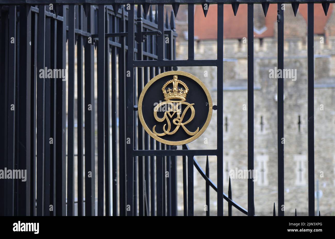 The Queen's symbol at the entrance to the Tower of London Stock Photo ...