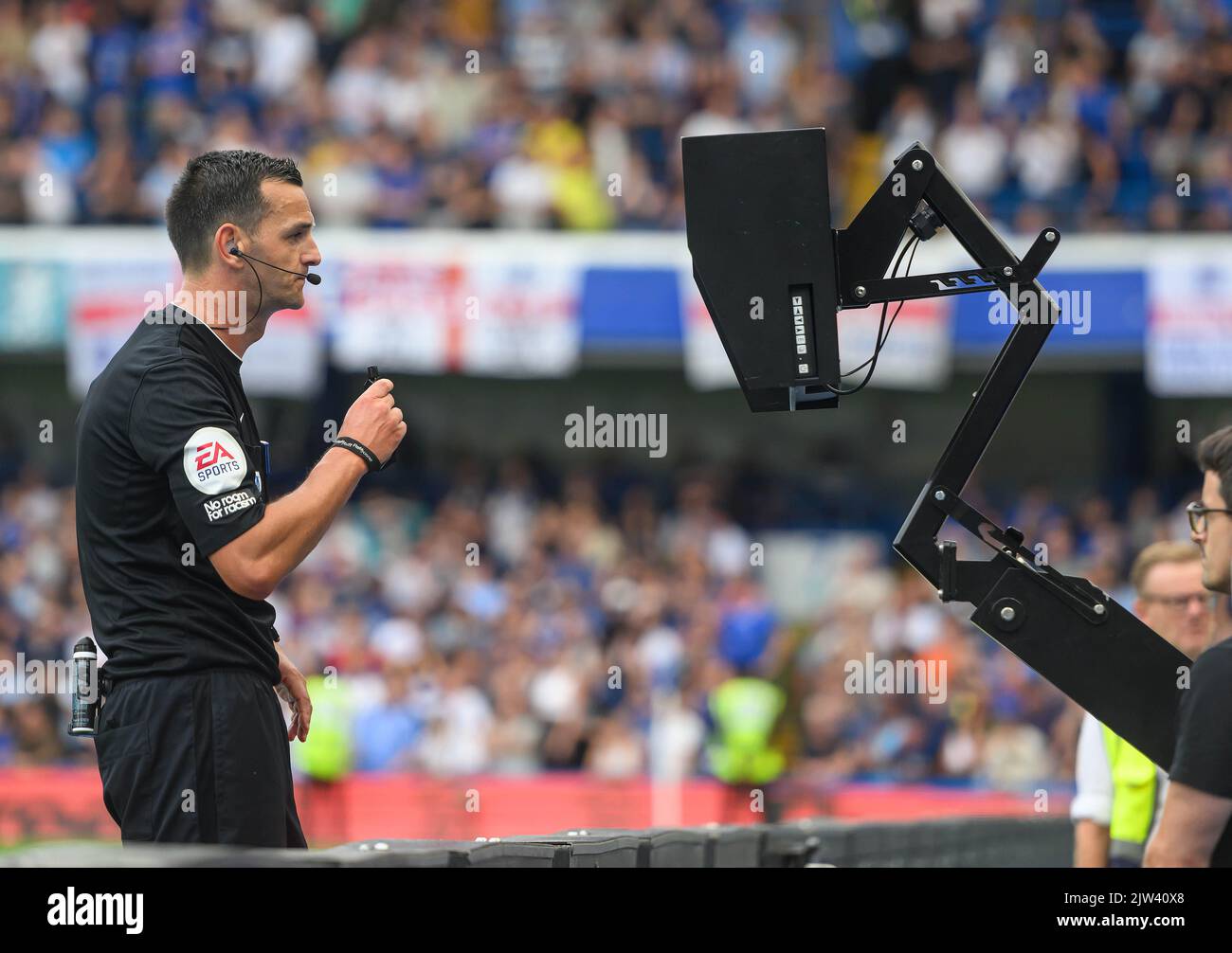 Andy madley referee 2022 hi-res stock photography and images - Alamy
