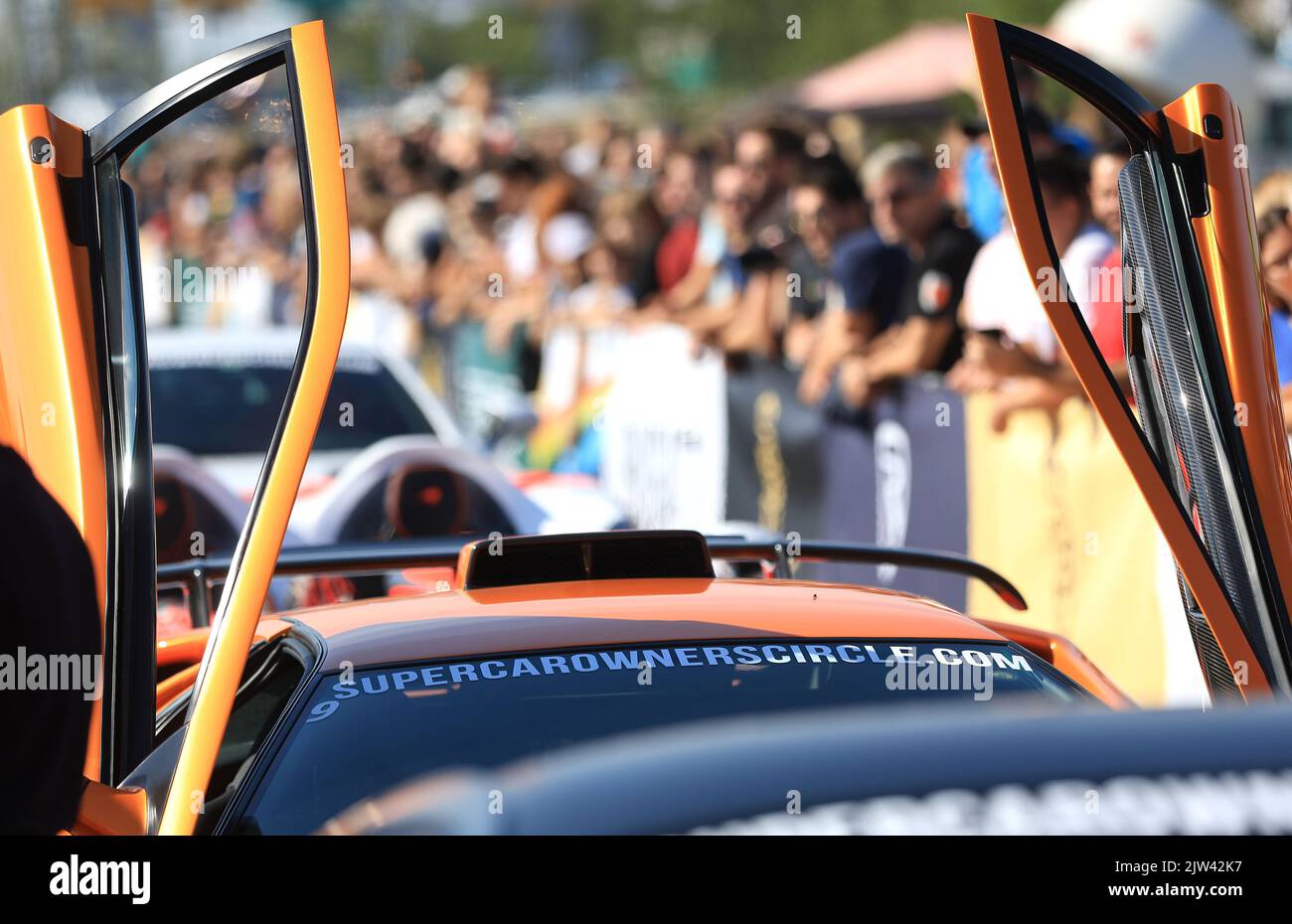 Demonstrations of the speed and power of the cars of the participants ...