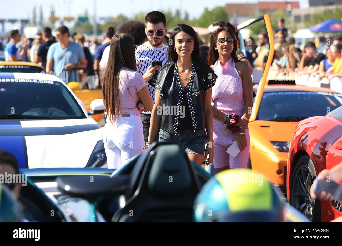 Demonstrations of the speed and power of the cars of the participants ...