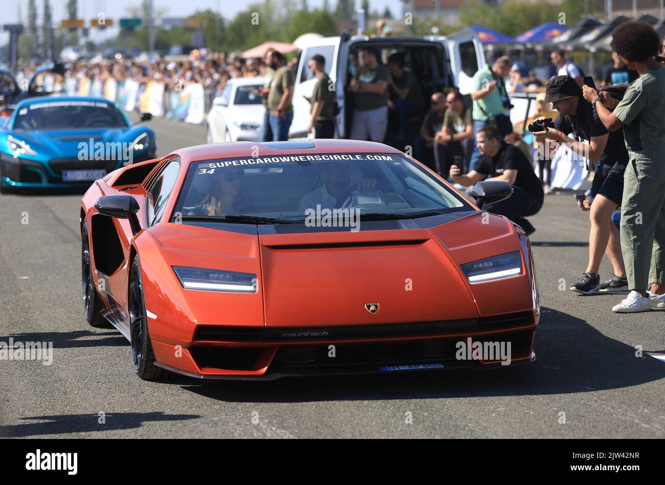 Demonstrations of the speed and power of the cars of the participants ...