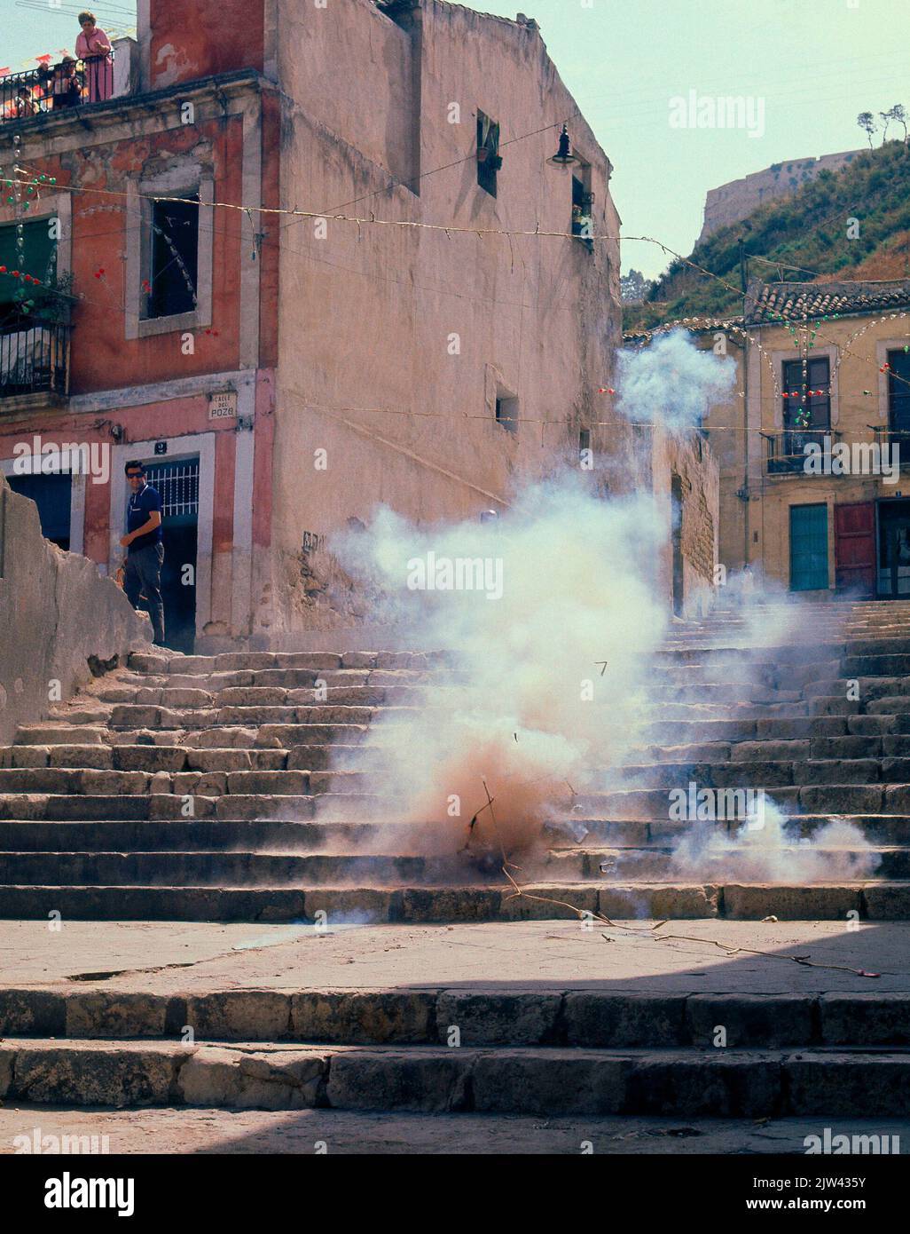 TRACA EXPLOTANDO EN UNA ESCALERA - FOTO AÑOS 60. Location: FIESTAS DE ...