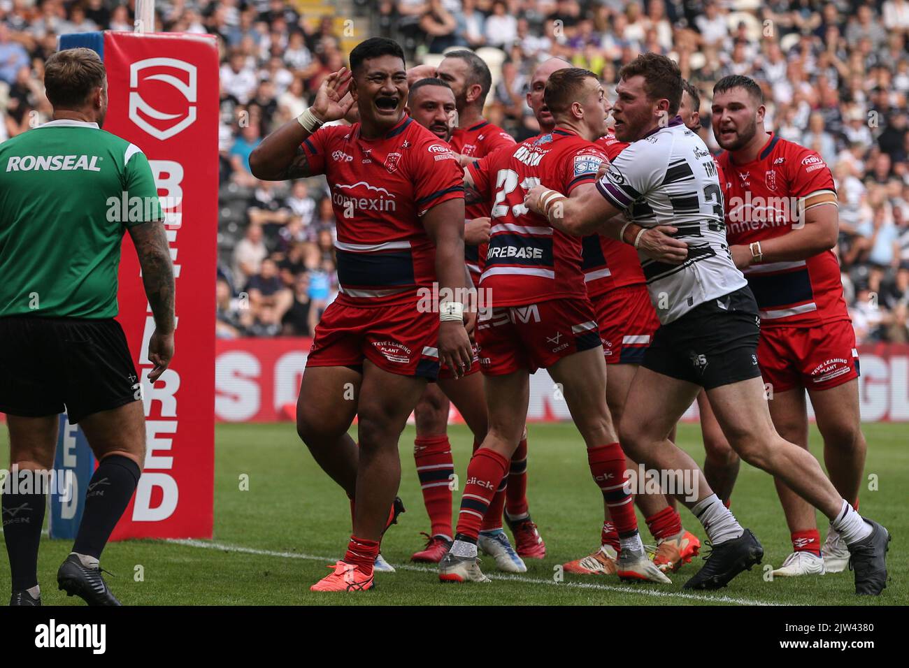 Scott Taylor #30 of Hull FC loses his temper with Albert Vete #8 of ...