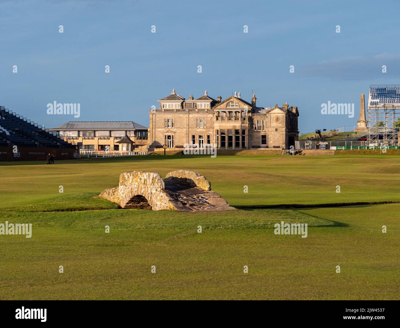 The Swilcan Bridge at the Old Course at St Andrews Links in Scotland ...