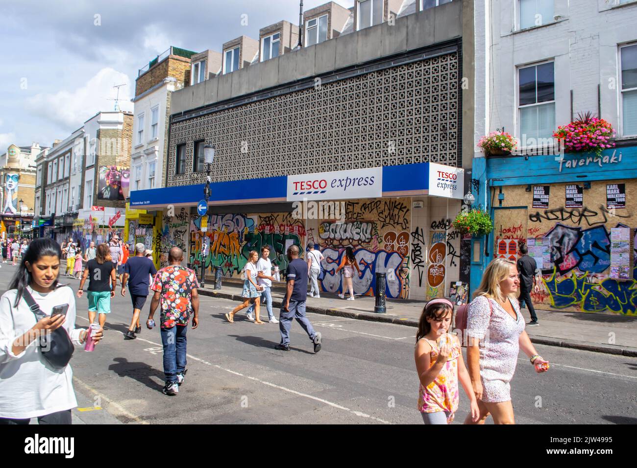 NOTTING HILL, LONDON, ENGLAND- 28 August 2022: Tesco supermarket ...