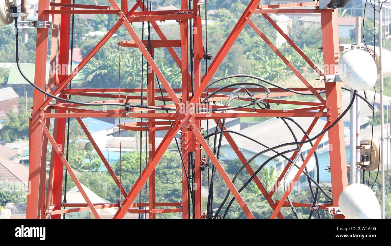 Big red white antenna tower hi-res stock photography and images - Alamy