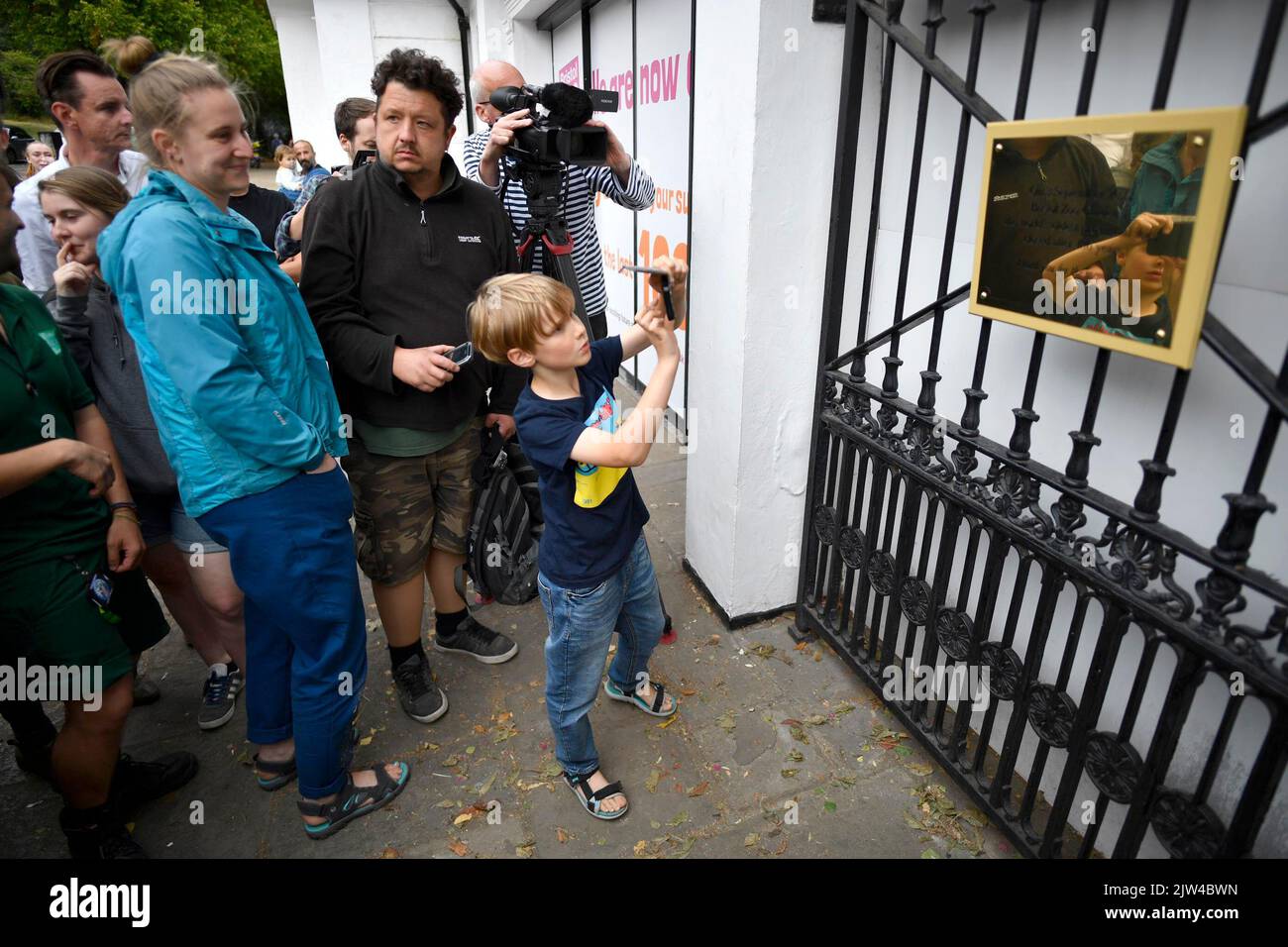 Plaque bristol zoo gardens hi-res stock photography and images - Alamy