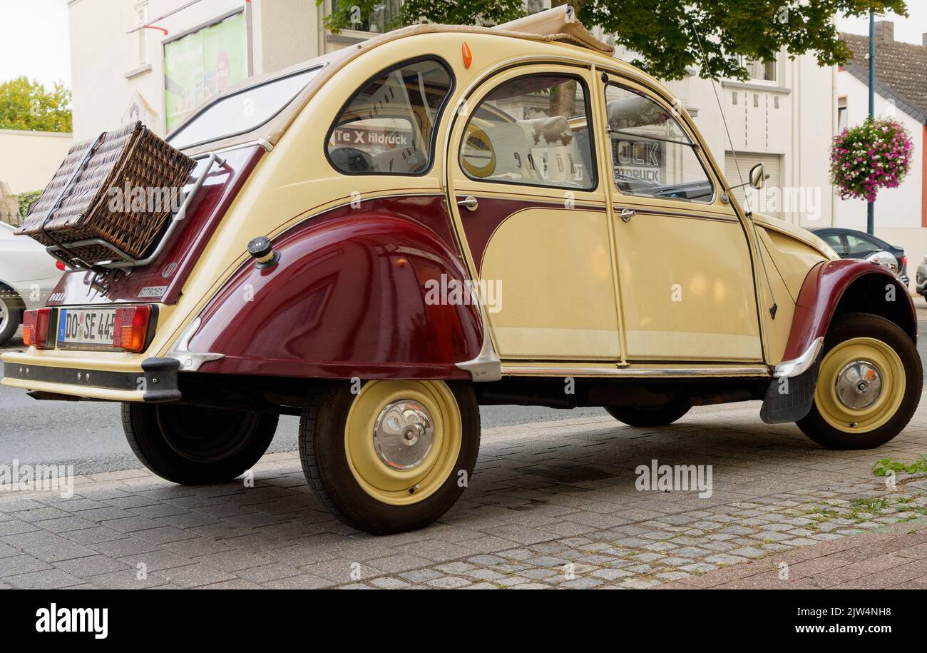 White citroen 2cv side view hi-res stock photography and images - Alamy