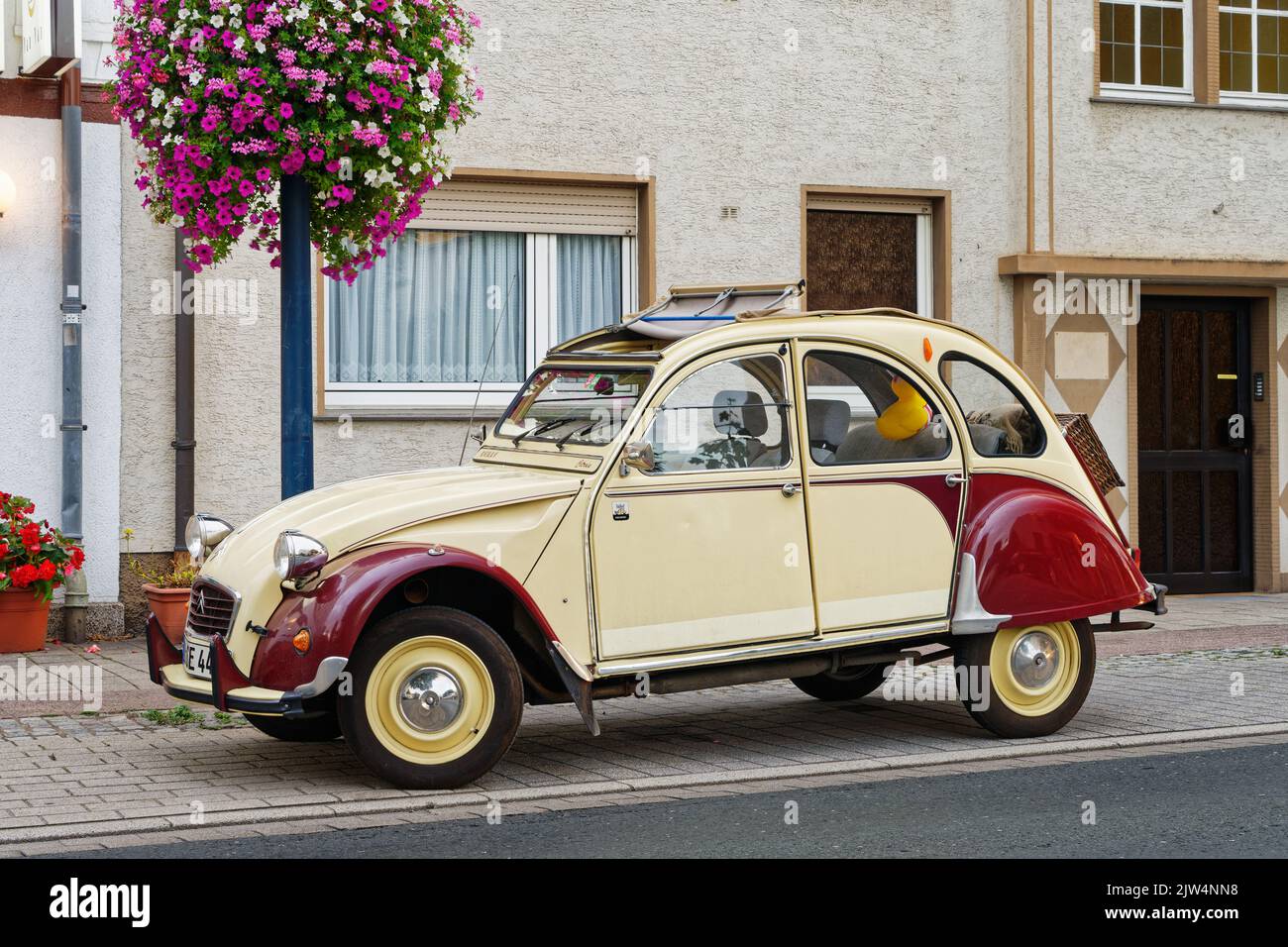 White citroen 2cv side view hi-res stock photography and images - Alamy