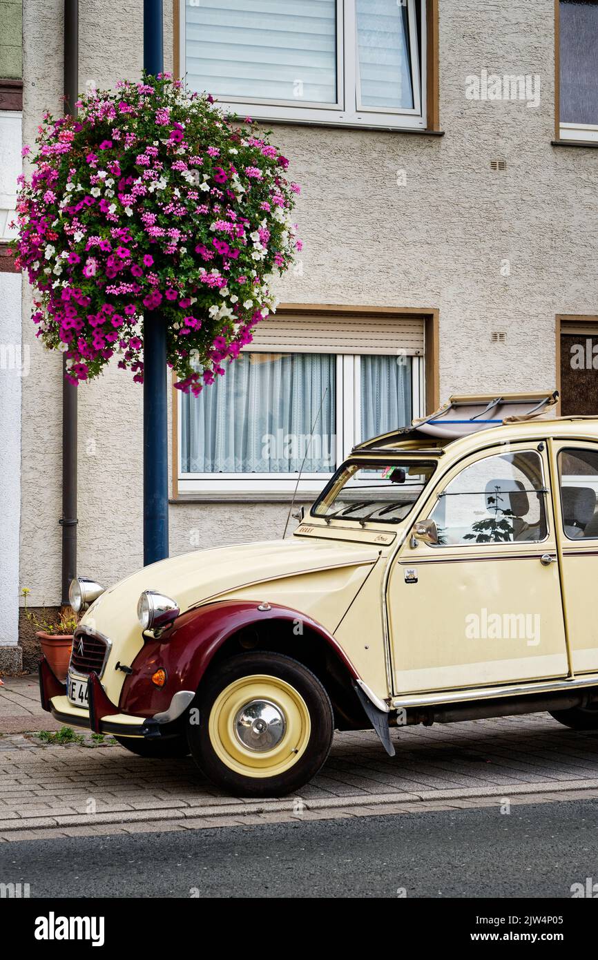 White citroen 2cv side view hi-res stock photography and images - Alamy