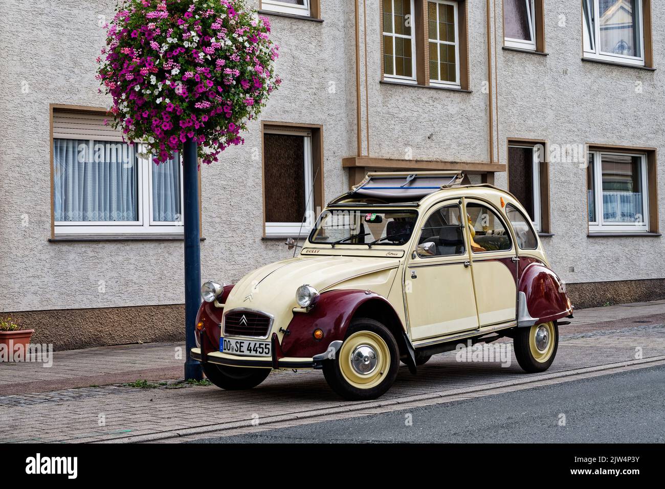 White citroen 2cv side view hi-res stock photography and images - Alamy