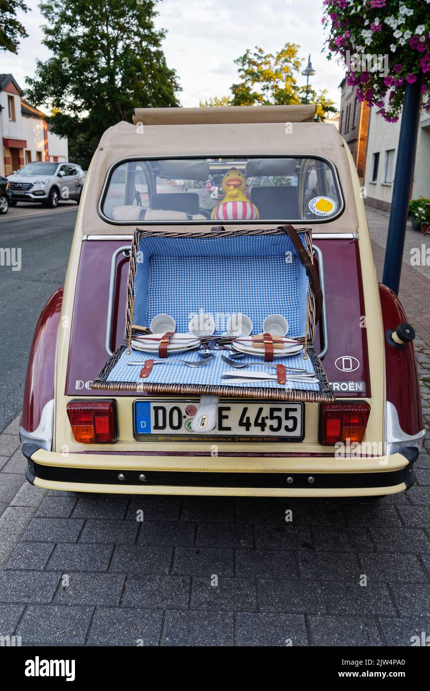 Car 2cv white background hi-res stock photography and images - Alamy