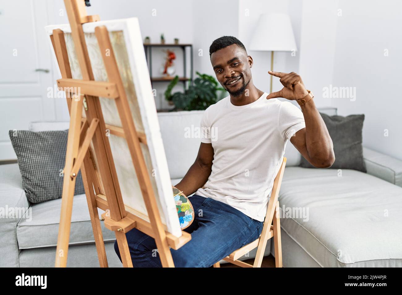 Artist measuring thumb hi-res stock photography and images - Alamy