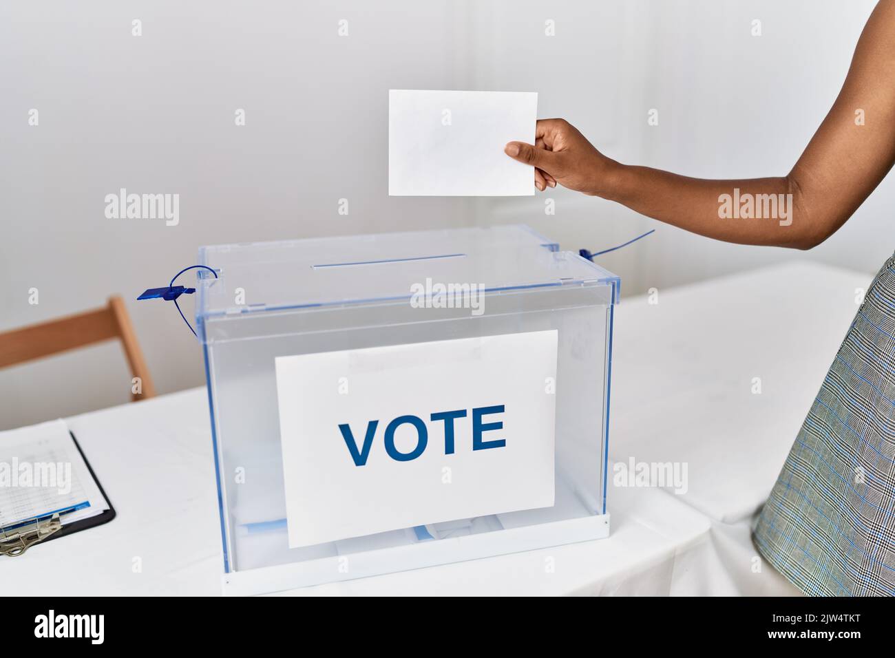 Female african american voter hi-res stock photography and images - Alamy