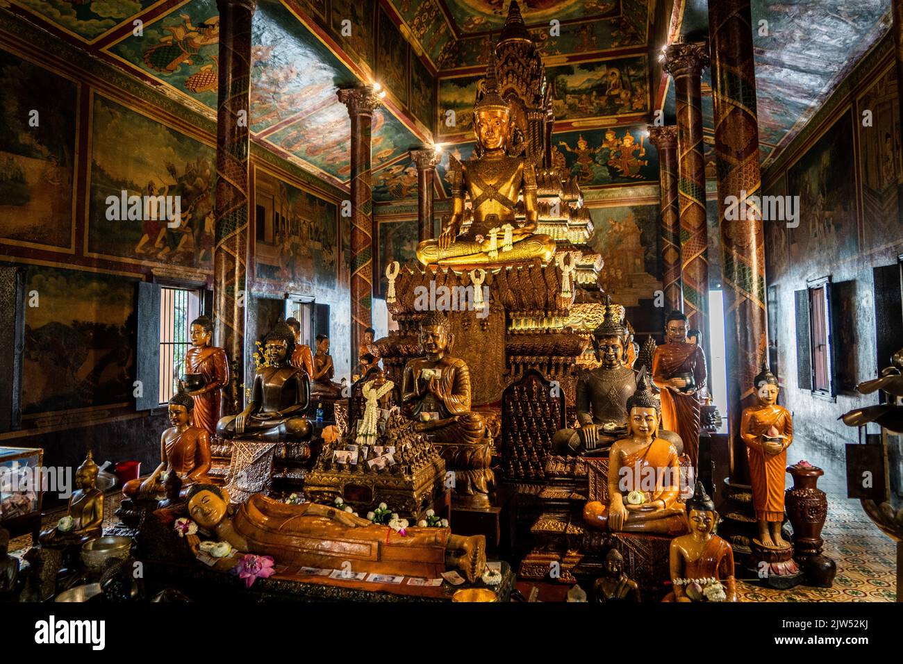 The interior view of Wat Phnom in Phnom Penh Stock Photo - Alamy