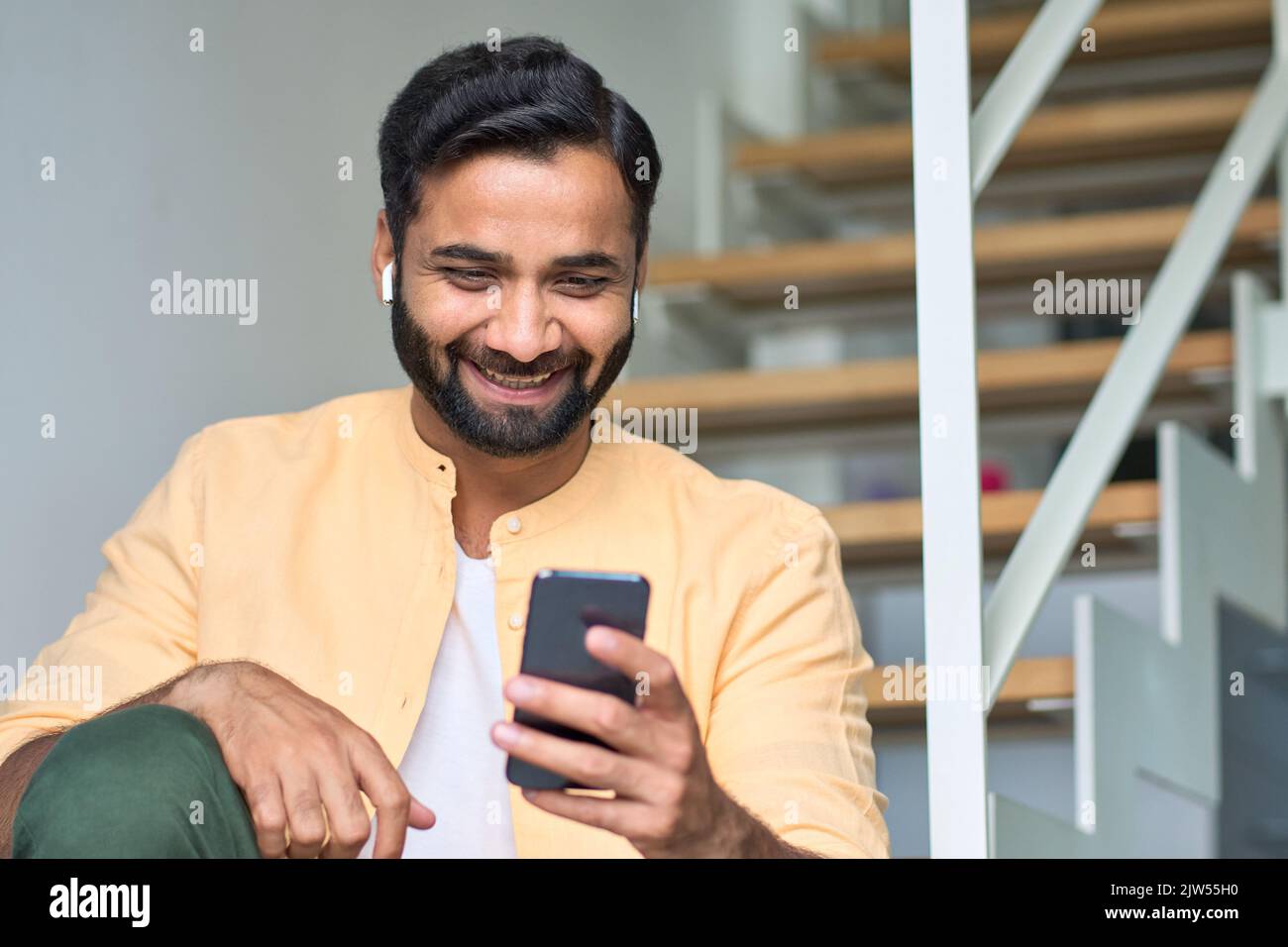 Man using mobile phone indian hi-res stock photography and images - Alamy