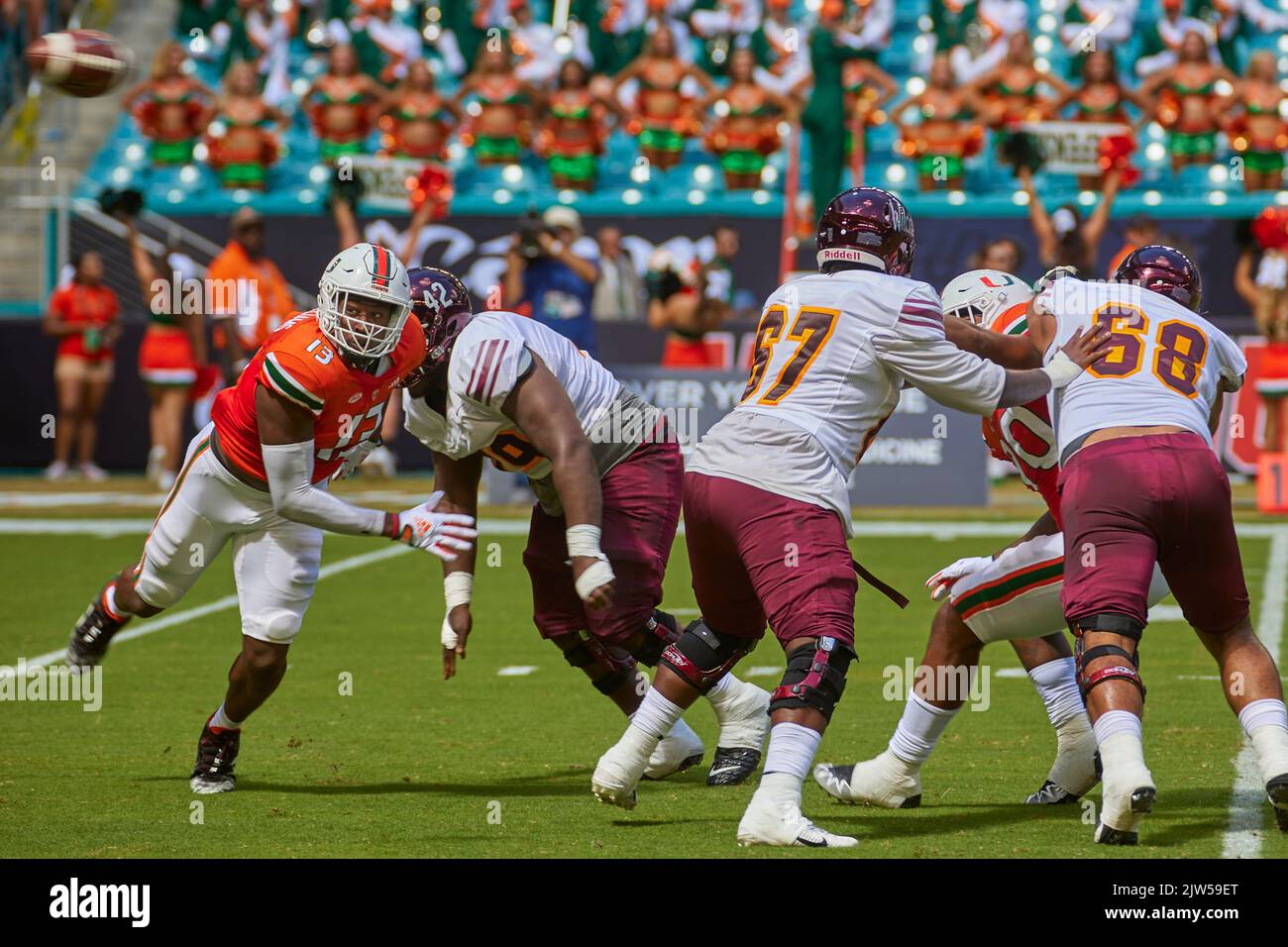 Quarterback pass hi-res stock photography and images - Alamy