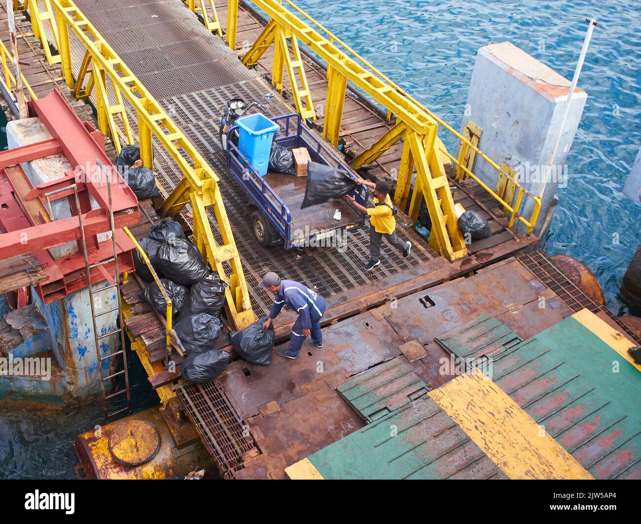 Cleaning a pick up truck hi-res stock photography and images - Alamy