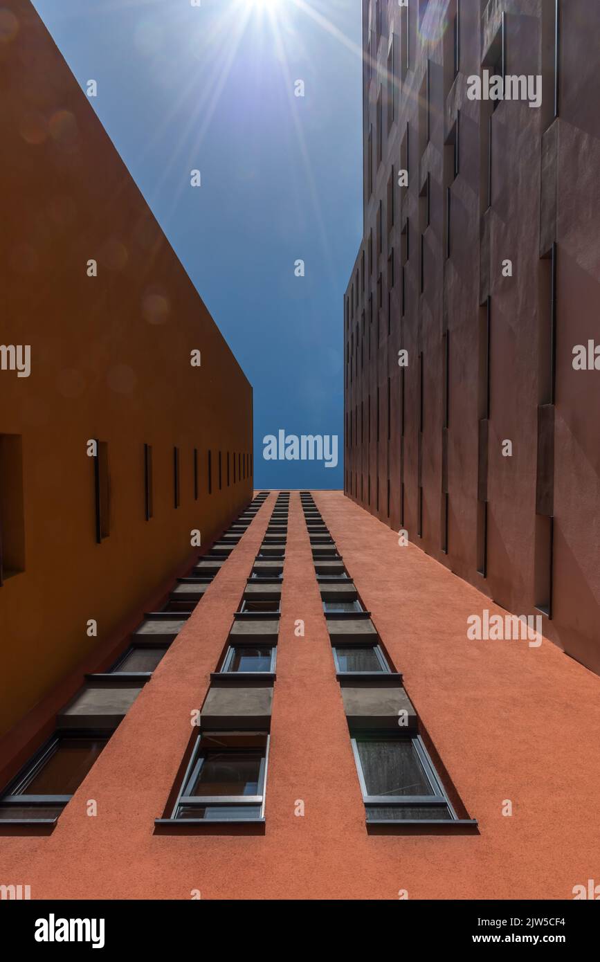 Red skyscraper hi-res stock photography and images - Alamy