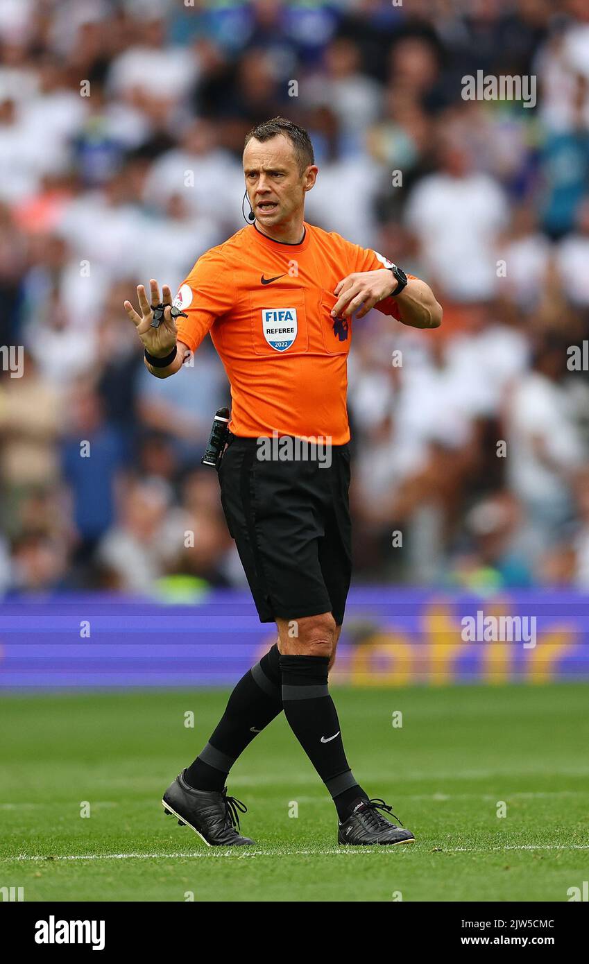 Stuart attwell referee 2022 hi-res stock photography and images - Alamy