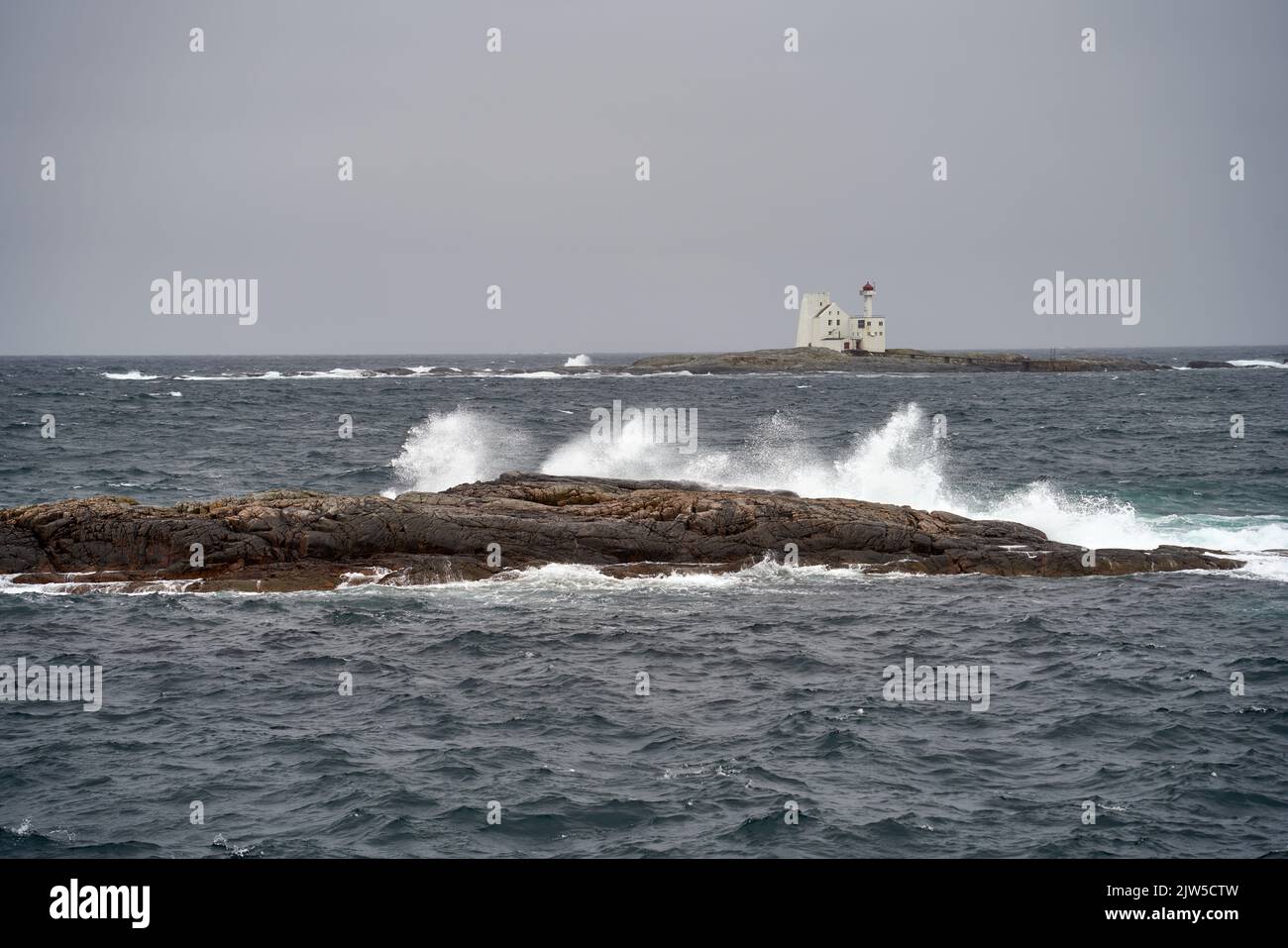 The Hestskjaer lighthouse on the coasts of the Norwegian sea Stock ...
