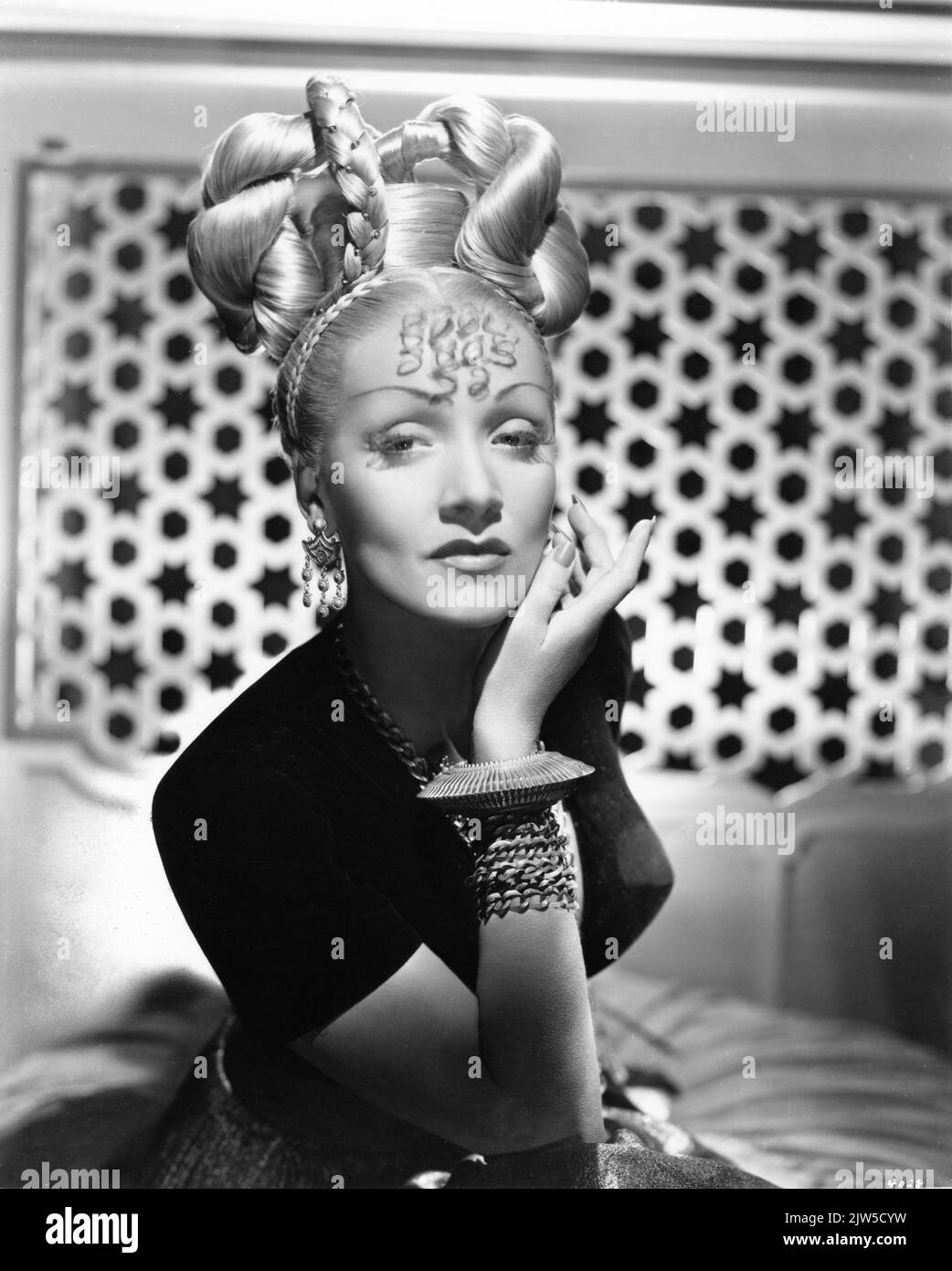 MARLENE DIETRICH Portrait in KISMET 1944 director WILLIAM DIETERLE play ...