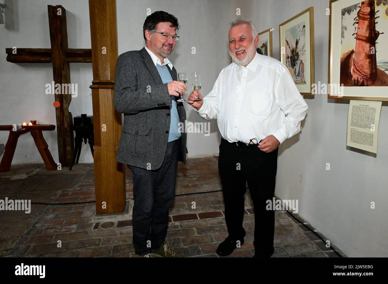 Pfarrer Matthias Paul und der Salvador Dalí Experte Pfarrer Dr. Herbert ...