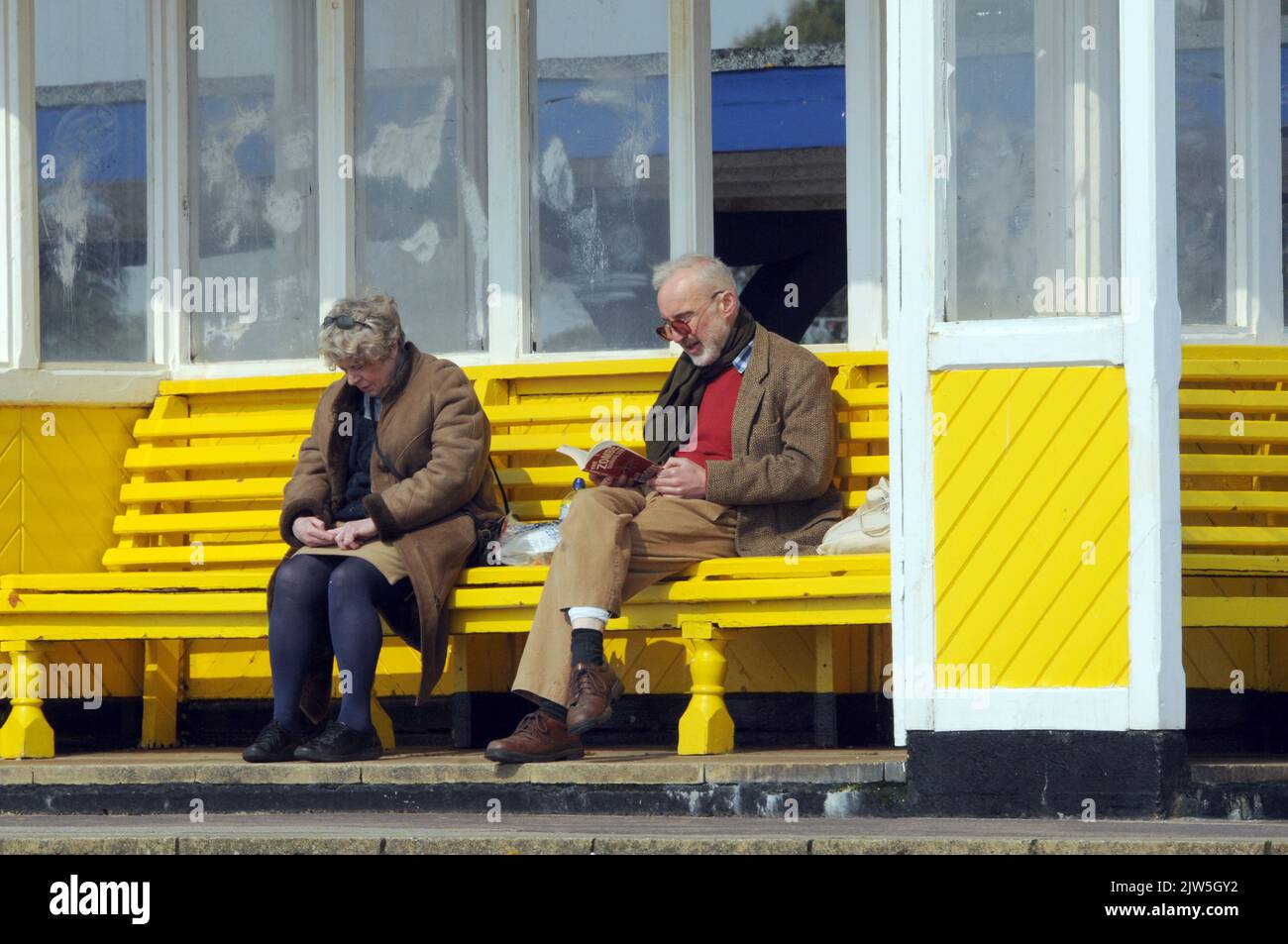 A COUPLE ENJOY READING A GOOD BOOK ON THE PROMENADE AT SOUTHSEA IN THE ...