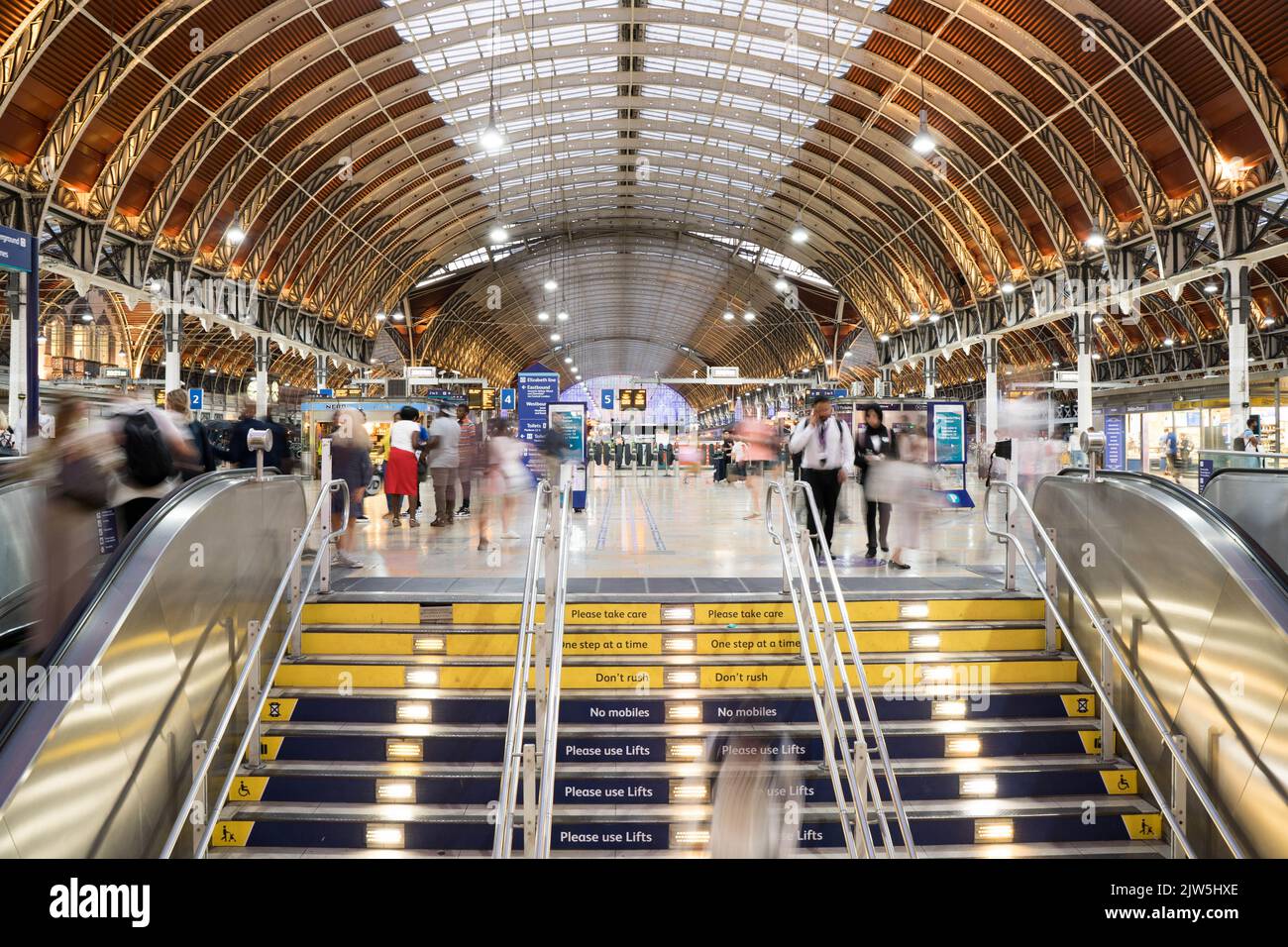 Passengers rushing for their trains home at Paddington railway station ...