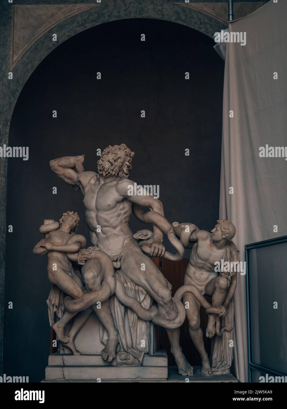 Statues in rome hi-res stock photography and images - Alamy