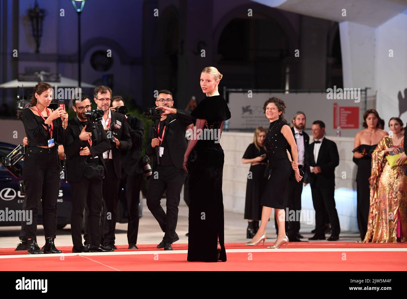 Mia goth pearl hi-res stock photography and images - Alamy