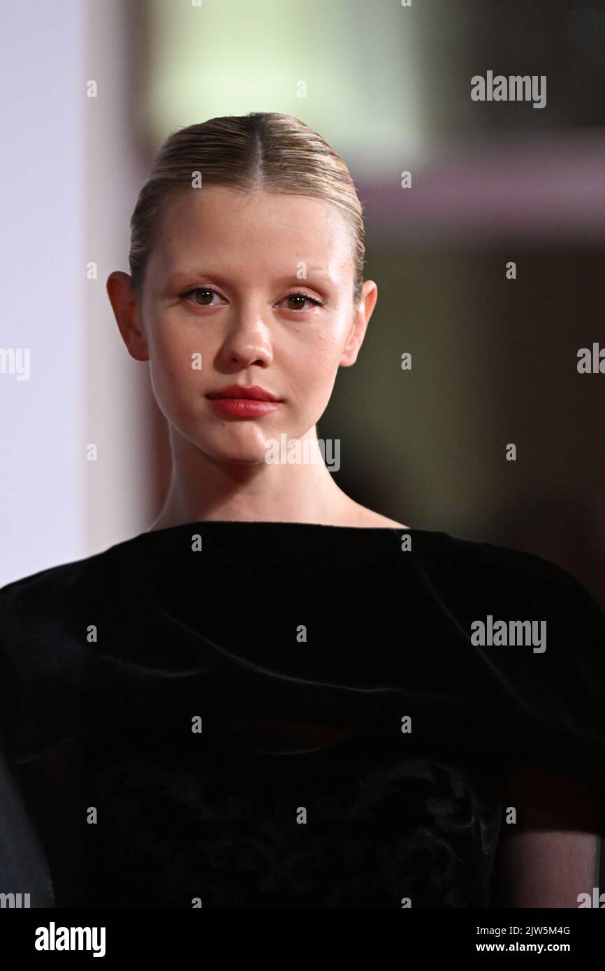 Mia goth pearl hi-res stock photography and images - Alamy