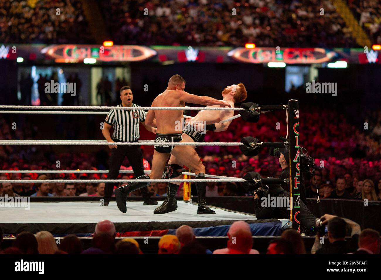 Wwe match hi-res stock photography and images - Alamy
