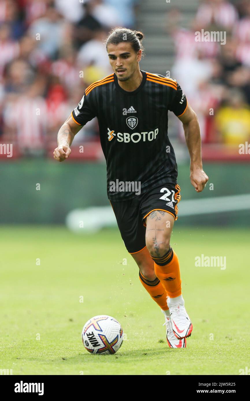 Pascal Struijk #21 of Leeds United on the ball during the Premier ...