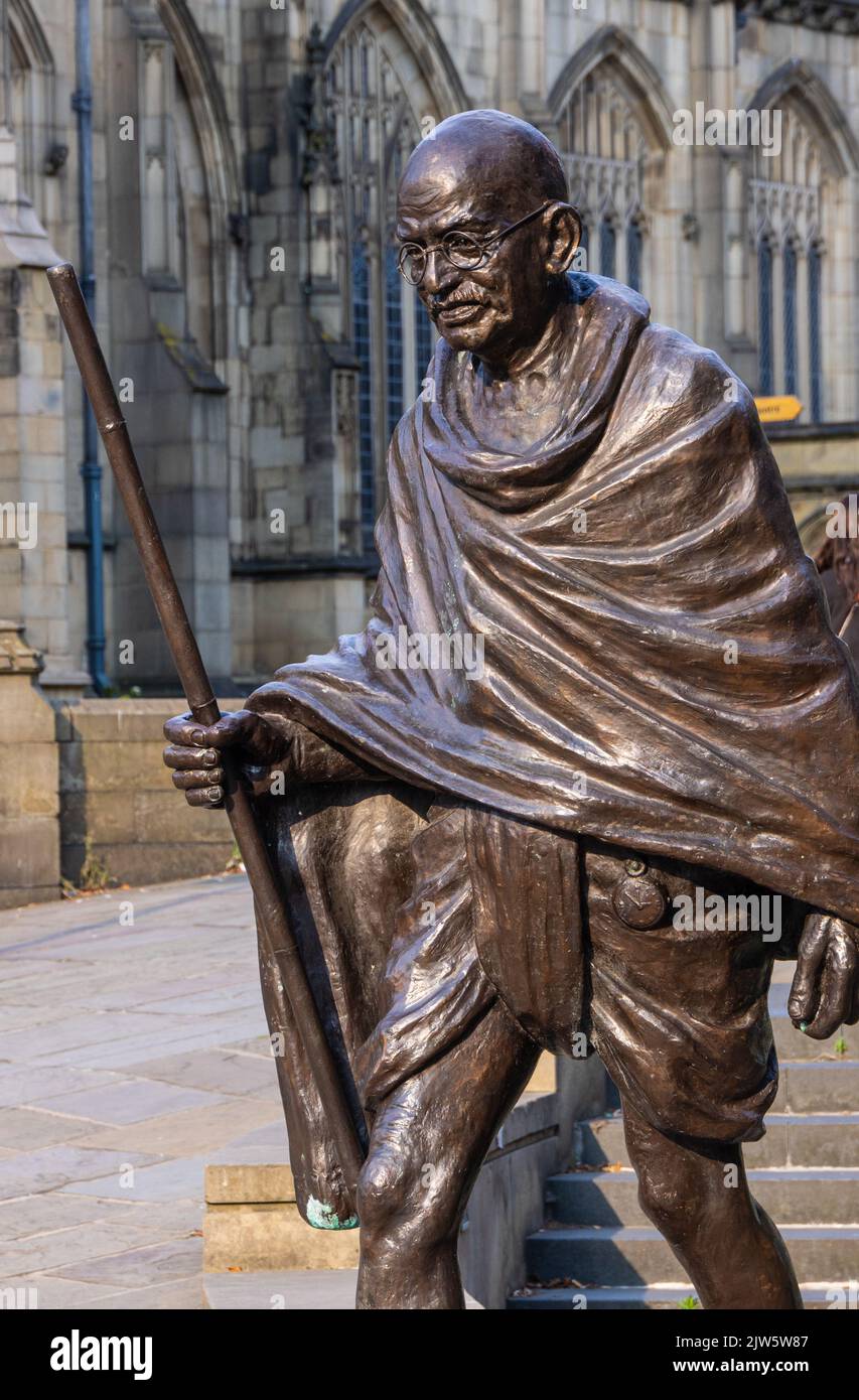 Mahatma Gandhi statue in the city of Manchester Stock Photo - Alamy
