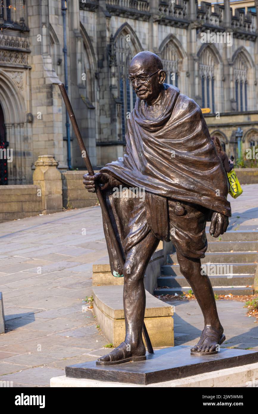Mahatma Gandhi statue in the city of Manchester Stock Photo - Alamy