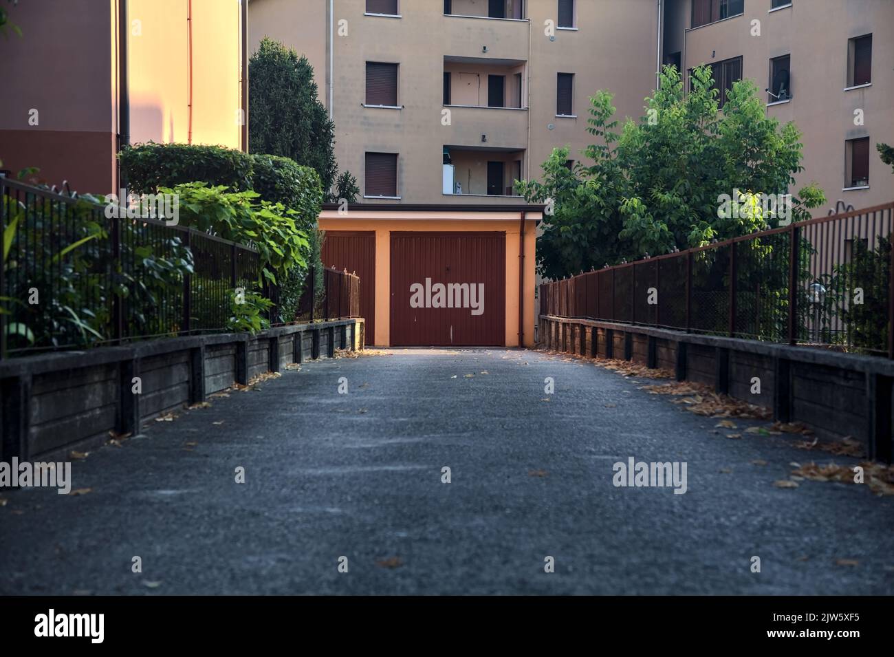 House at end of pathway hi-res stock photography and images - Alamy