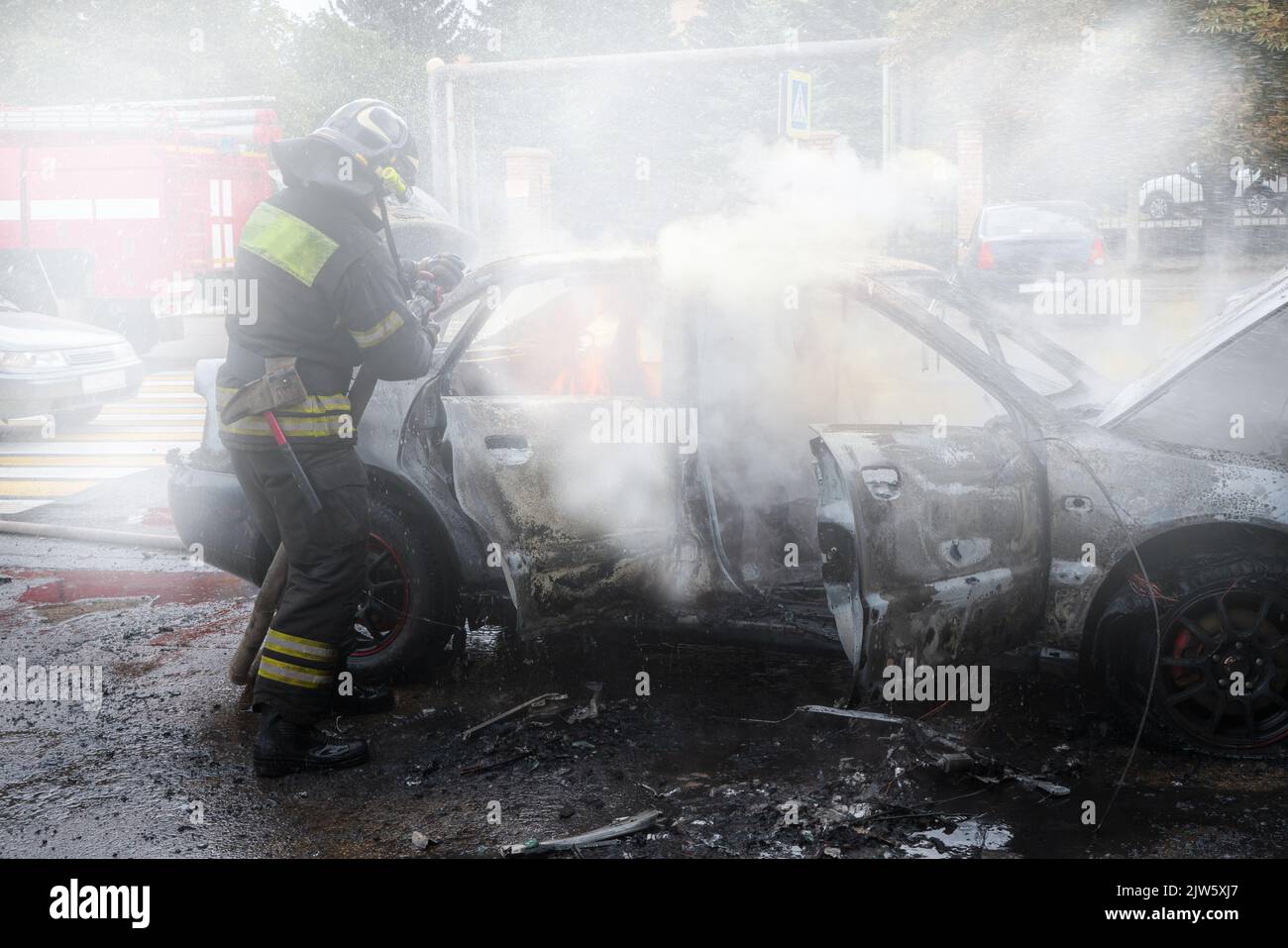 Team firefighters extinguishes fire hi-res stock photography and images ...