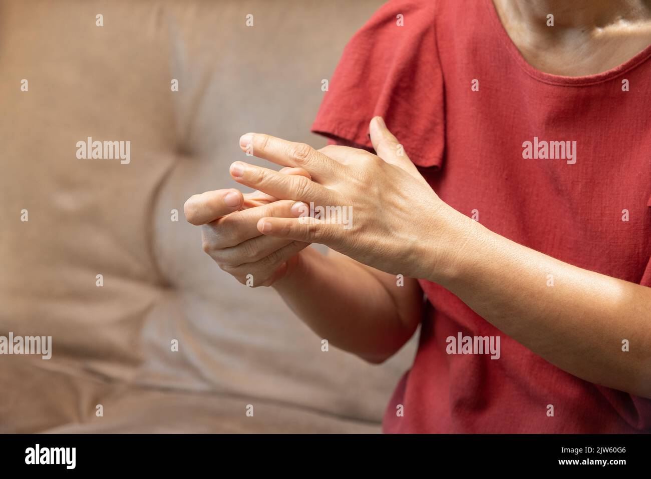 Senior Woman massage finger with painful swollen gout Stock Photo - Alamy