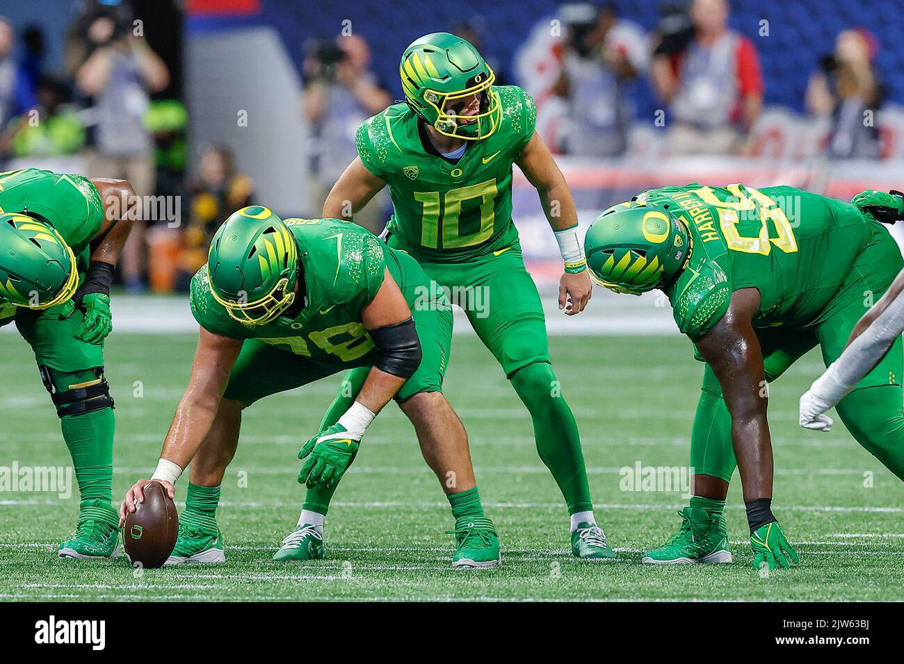 Atlanta, Georgia. 3rd Sep, 2022. Oregon's Bo Nix (10) calls out a ...