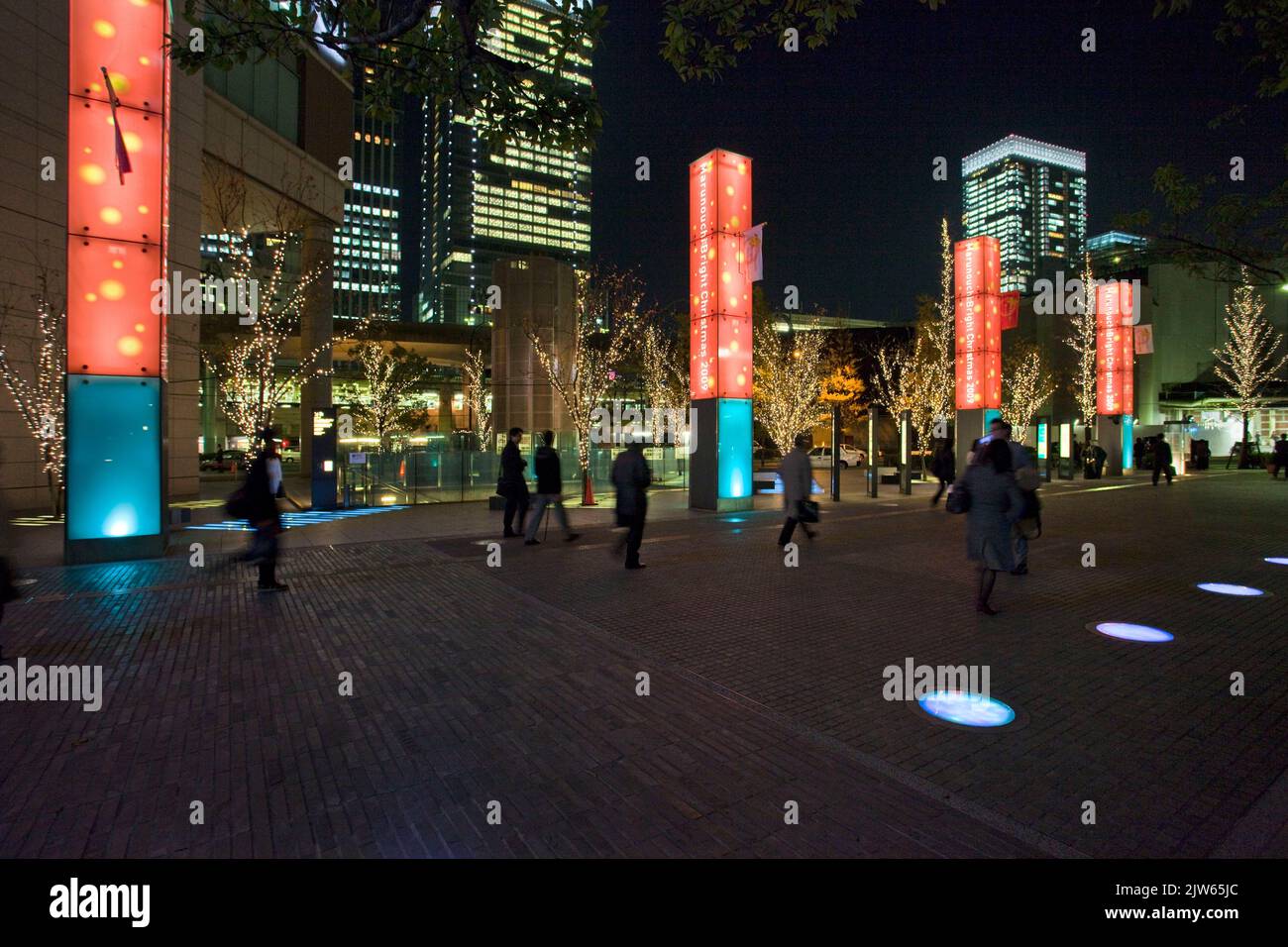 Pedestrians walkway Marunouchi Tokyo Japan Stock Photo - Alamy