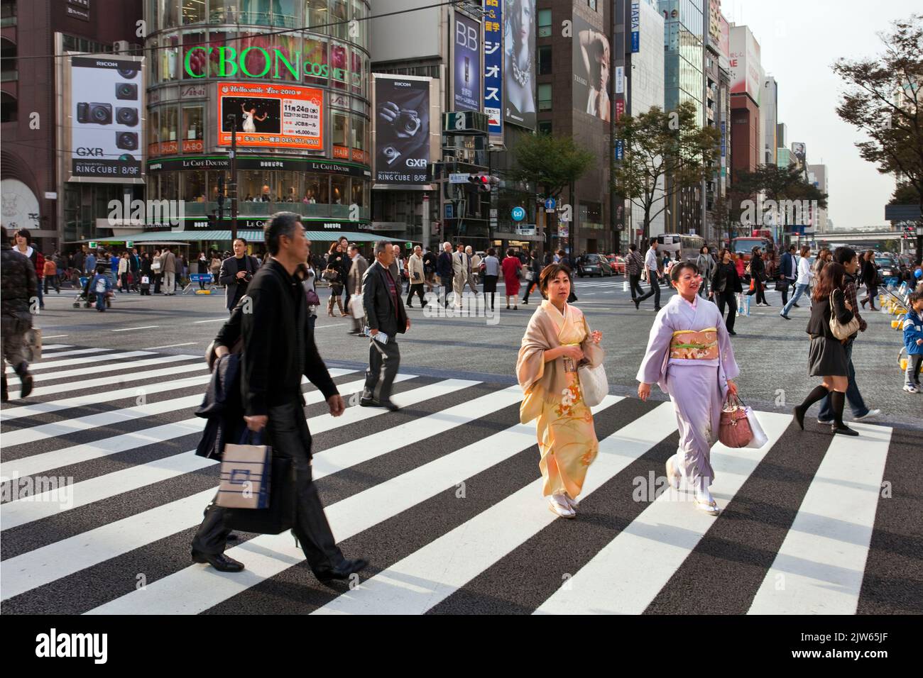 Japan tokyo women in kimono hi-res stock photography and images - Alamy