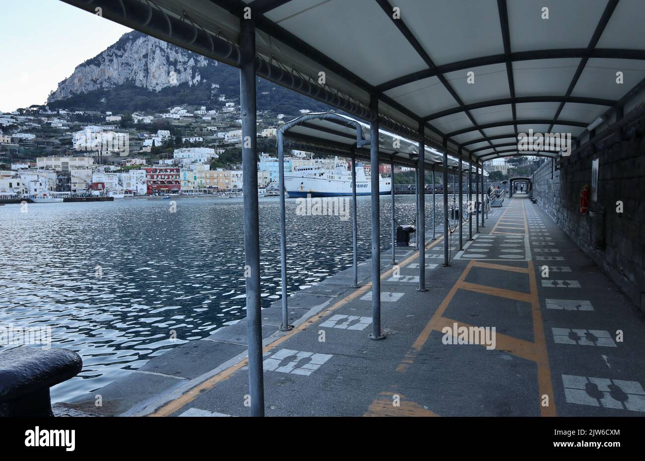 Capri - Scorcio del porto dalla pensilina di imbarco Stock Photo - Alamy